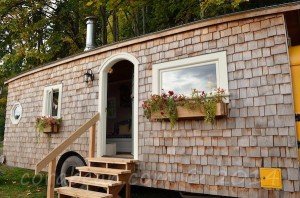 See Inside This Adorable Tiny School Bus Cottage That Will Leave You ...