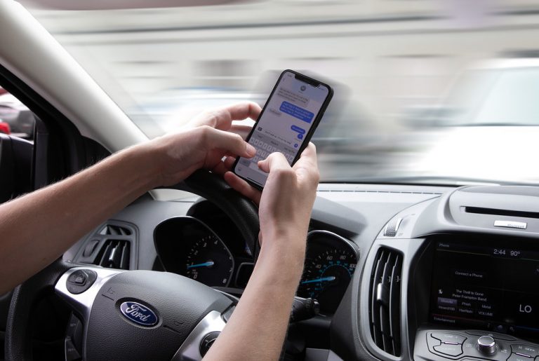 Top Tips to Avoid Distracted Driving - World inside pictures
